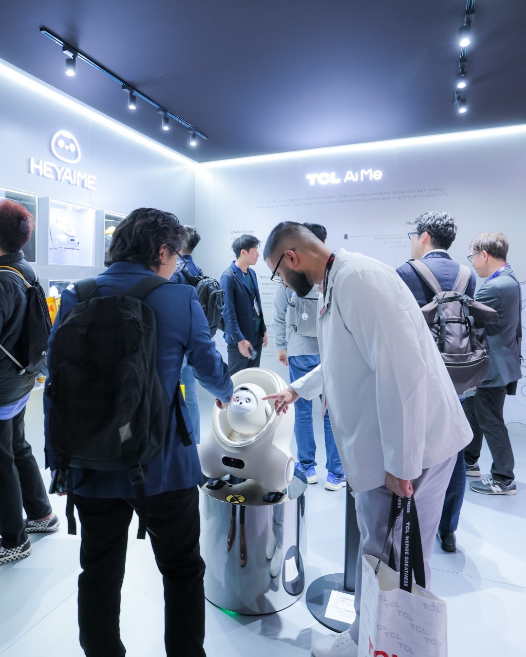 TCL presenta el robot modular TCL Ai Me – MastekHw